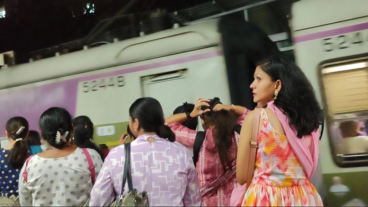 Mumbai local train rush hours me yaha roj jhagda hota hai, yaha ki life ...