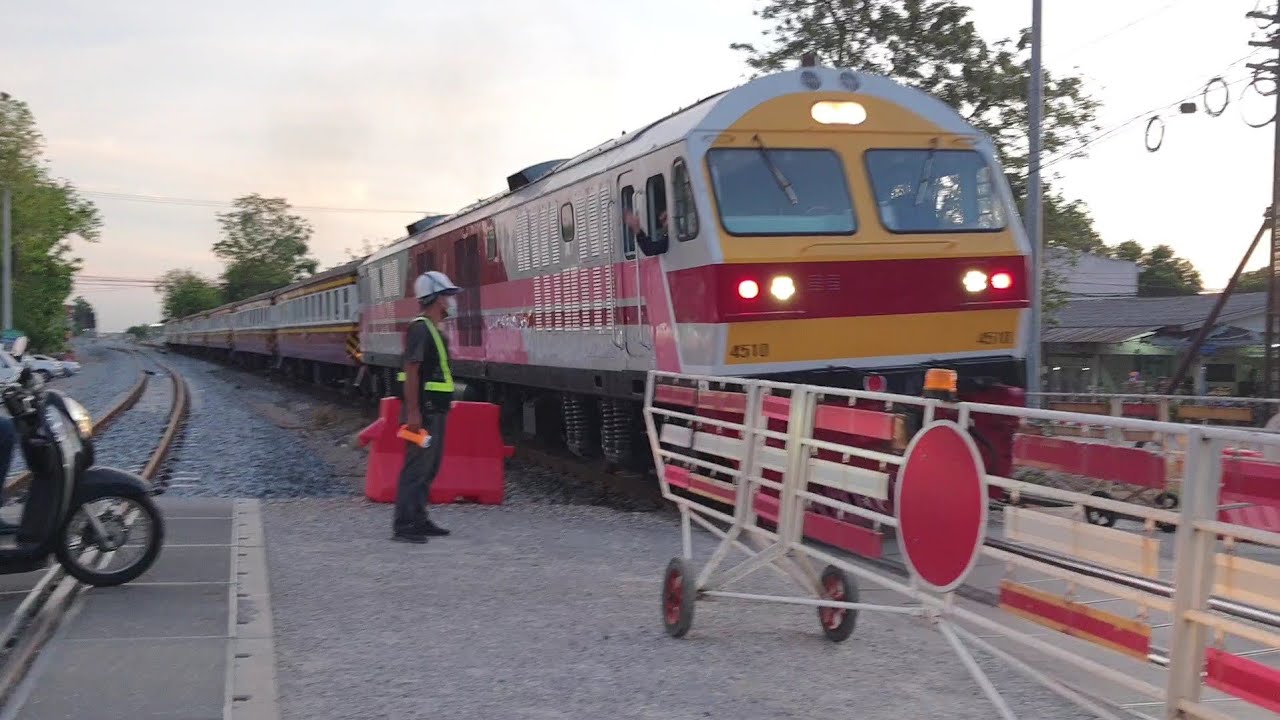 หวีดทักทายเบาๆจากพขร. Hitachi 4510 ทำ 262 ผ่านจุดตัดบ้านโป่ง ordinary ...