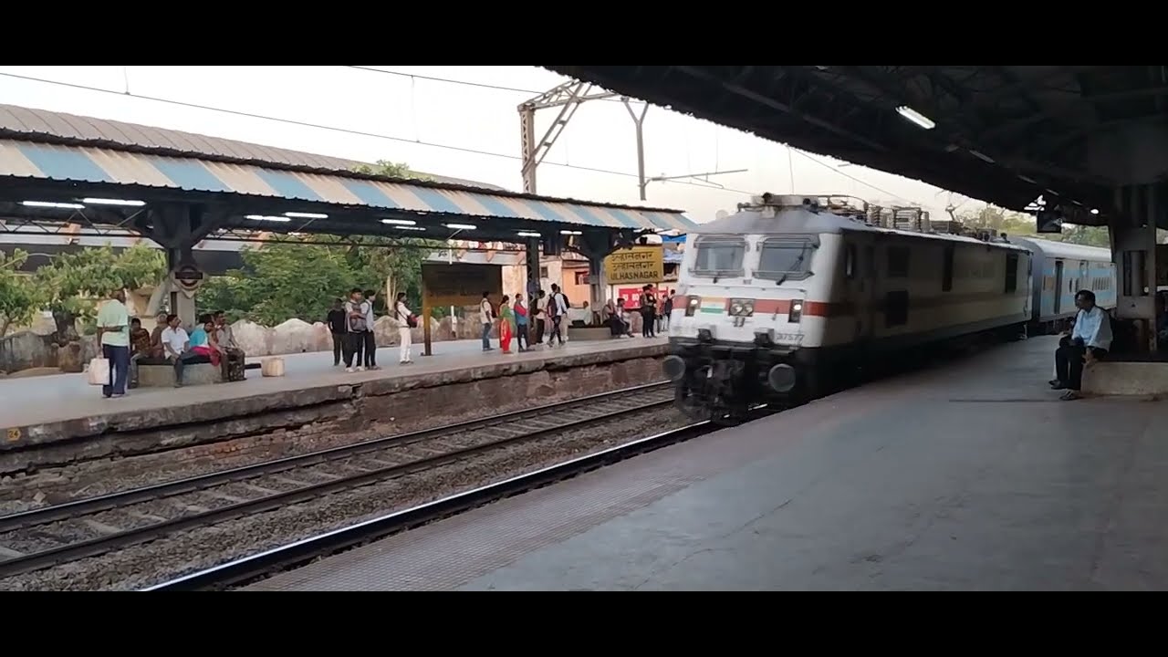 Indore Daund Karmbhoomi Express | Central Railway - YouTube