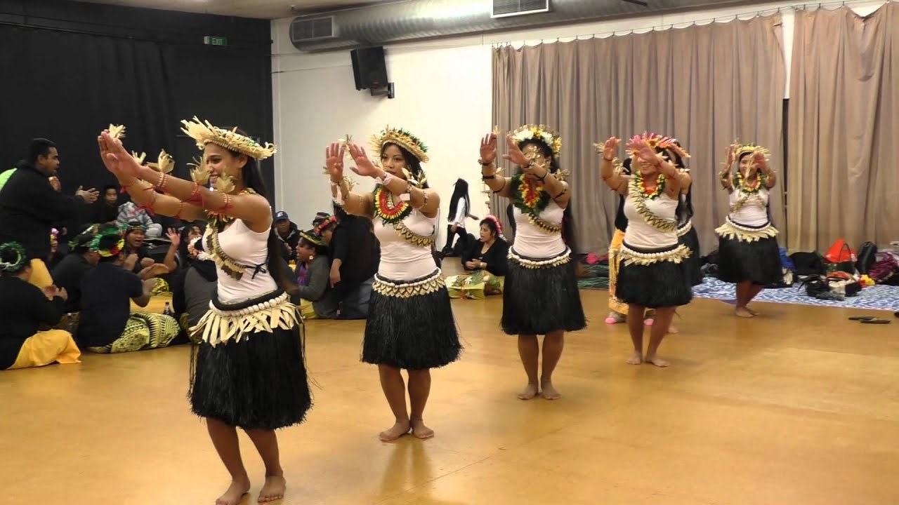 Kiribati Dance 2015- Independence celebrations - YouTube