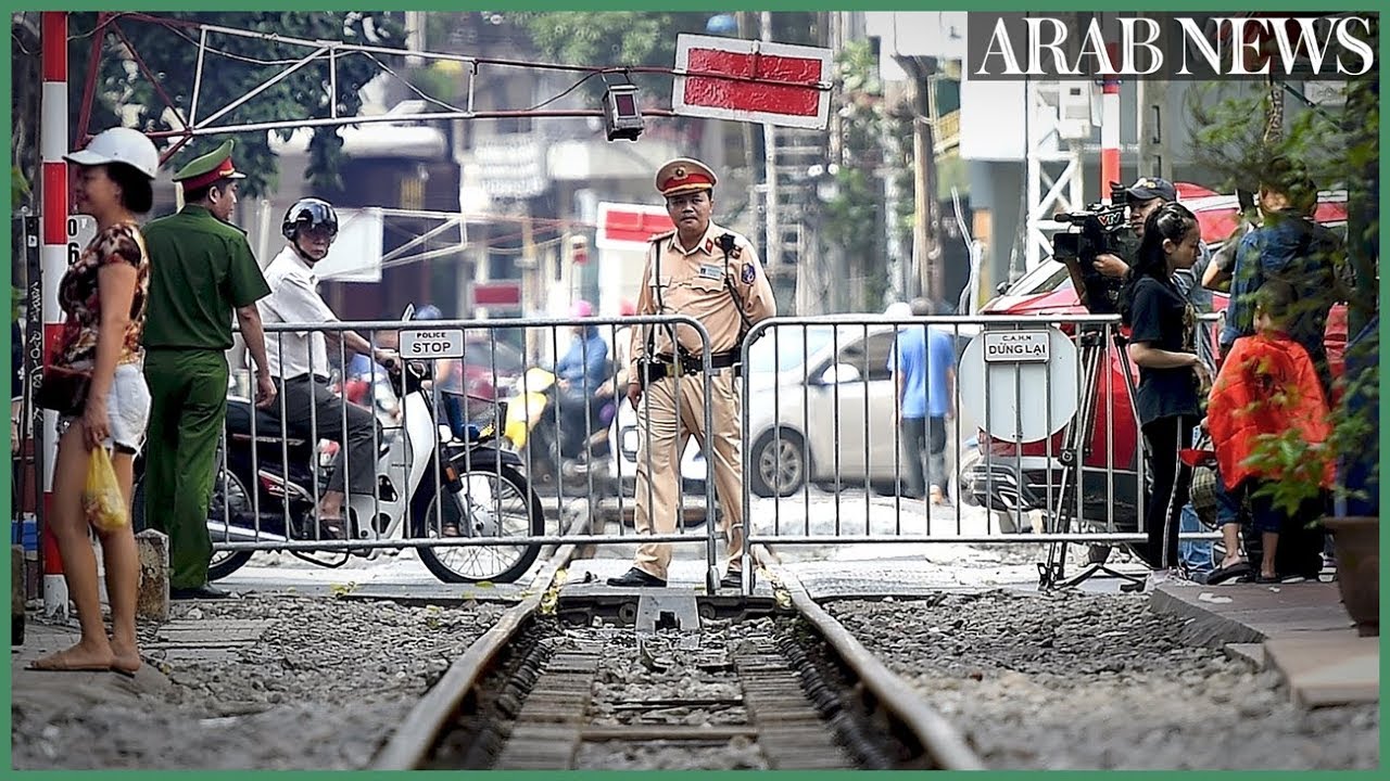 Tourists rail against Hanoi ‘train street’ ban - YouTube
