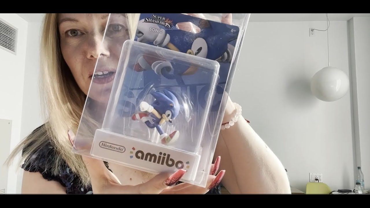 British Girl Gamer Goes Retro Hunting in Florida - YouTube