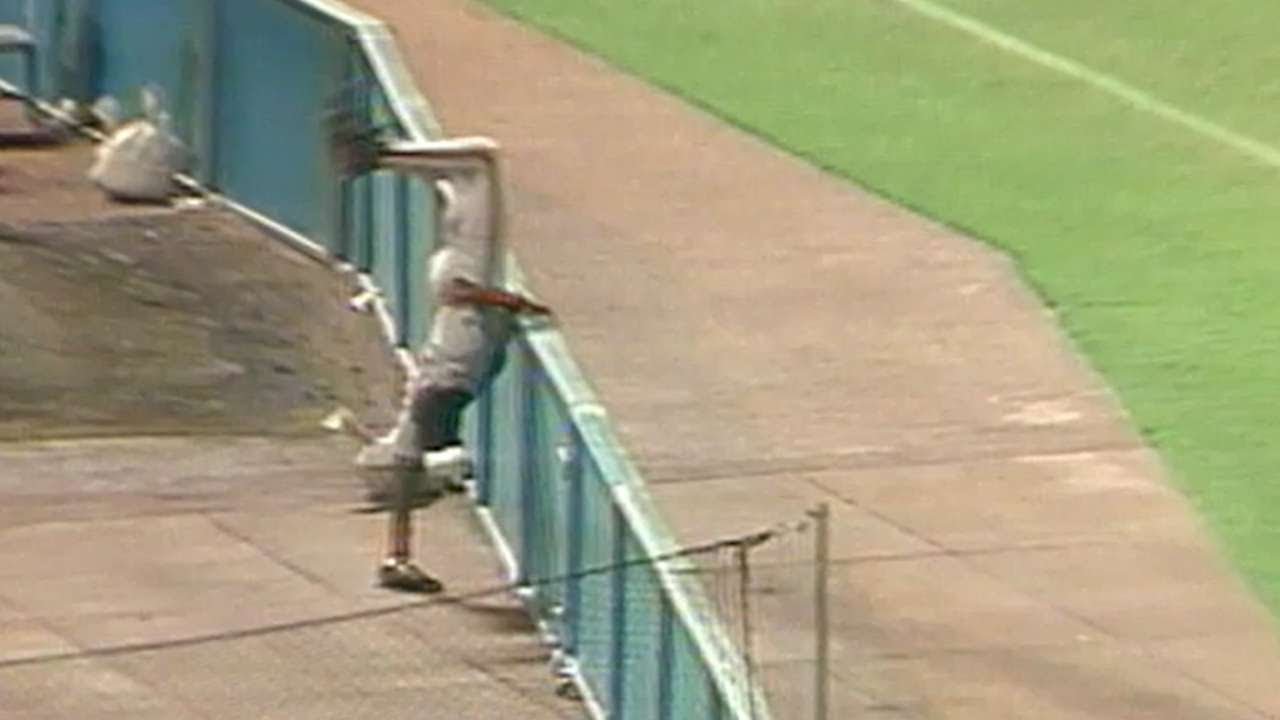 SF@FLA: Bonds makes catch and falls over railing - YouTube