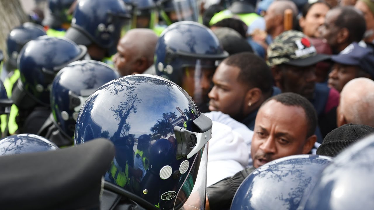 Crowd in clash with riot police - YouTube