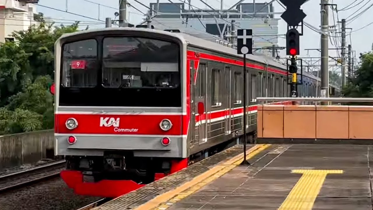 Kompilasi KRL Commuter Line Rush Hour Sore di Stasiun Cikini! JR 205 ...