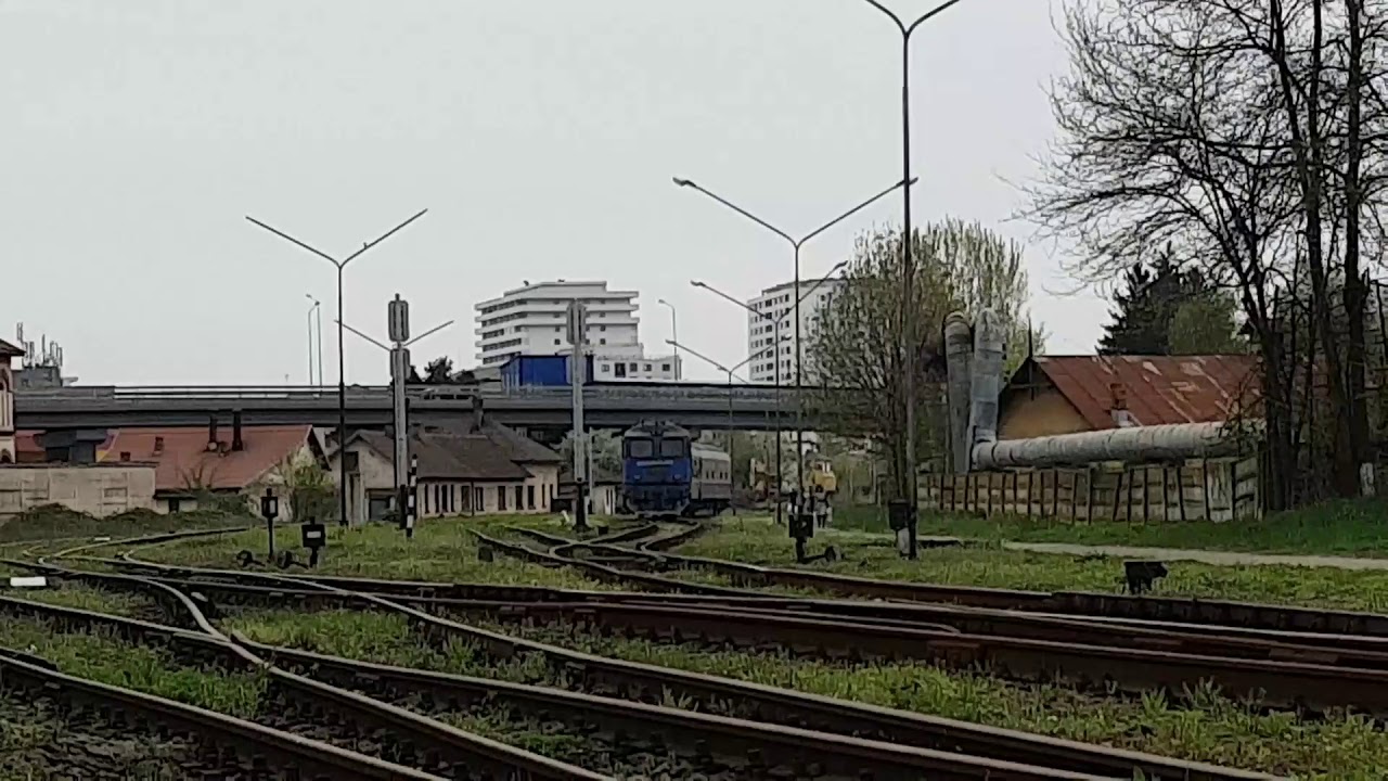 Mix de trenuri in gara Rm. Valcea - YouTube
