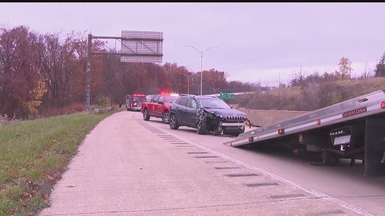 Man leaves on foot after crash on OH-711 in Girard: Police - YouTube