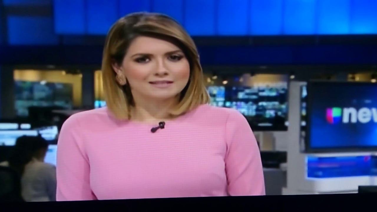 Andrea Linares Sexy Legs Pink OutFit & Arantxa Loizaga Sexy Legs Pink ...