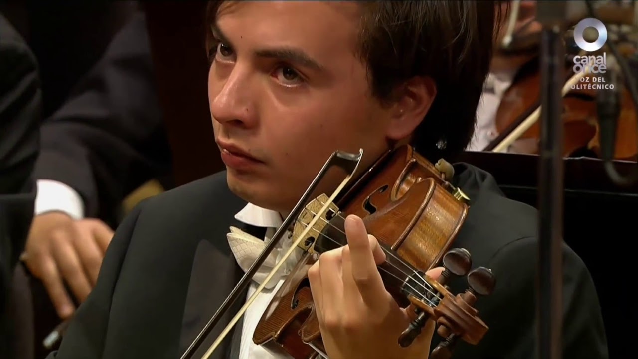 Erika Dobosiewicz plays Beethoven Concerto - YouTube