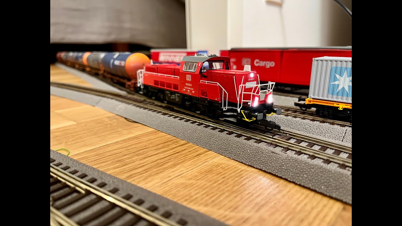 Br 261 mit Kesselwagenzug/ Class 261 with Tank cars/ Model railway ...