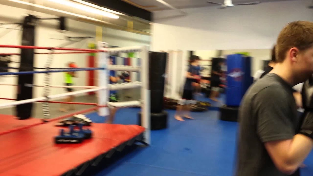 Roundkick Gym Muay Thai - YouTube