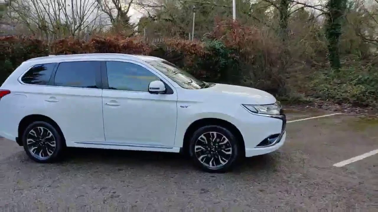 Mitsubishi Outlander PHEV White Pearl 4hs - YouTube