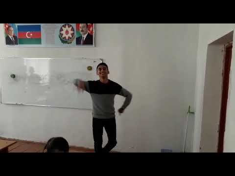 Molla qaqas lezinka oynayir :)