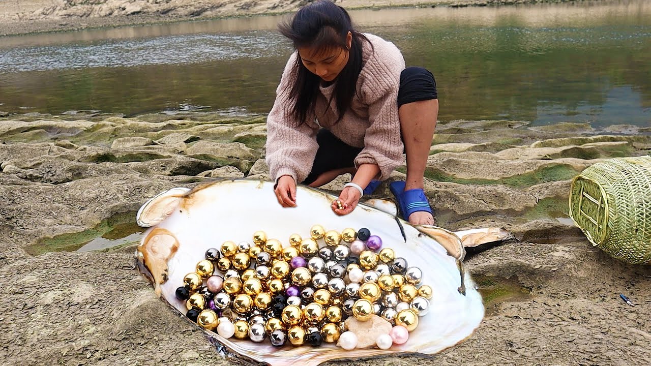 A girl's breathtaking journey of taking pearls from clams - YouTube