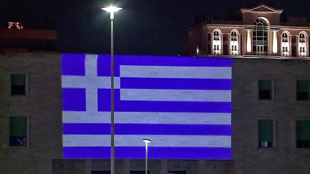 Flamuri grek projektohet ne qender te Tiranes. Greece National Day 2022 ...