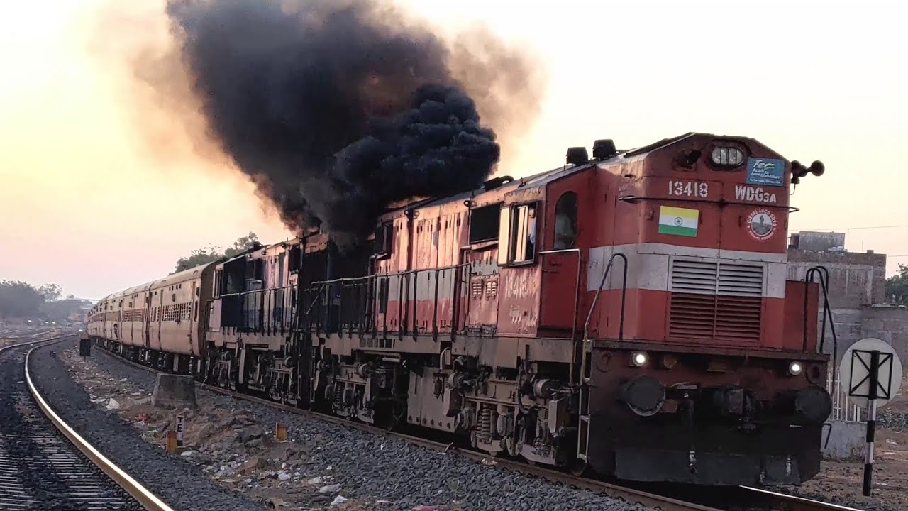 WDG3A Smoking & Chugging | Tapovan Express Departure from Purna Jn ...