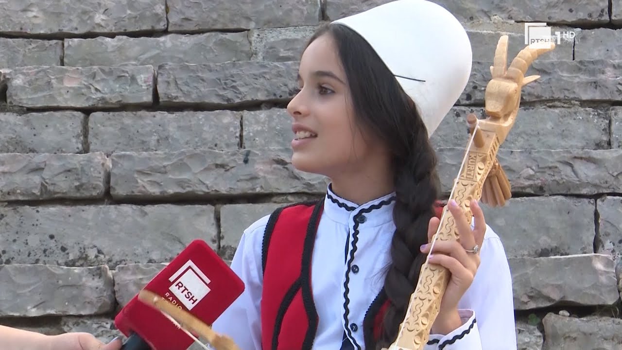 Vajza tropojane e lahutës, tradita e lashtë në Festivalin Folklorik ...