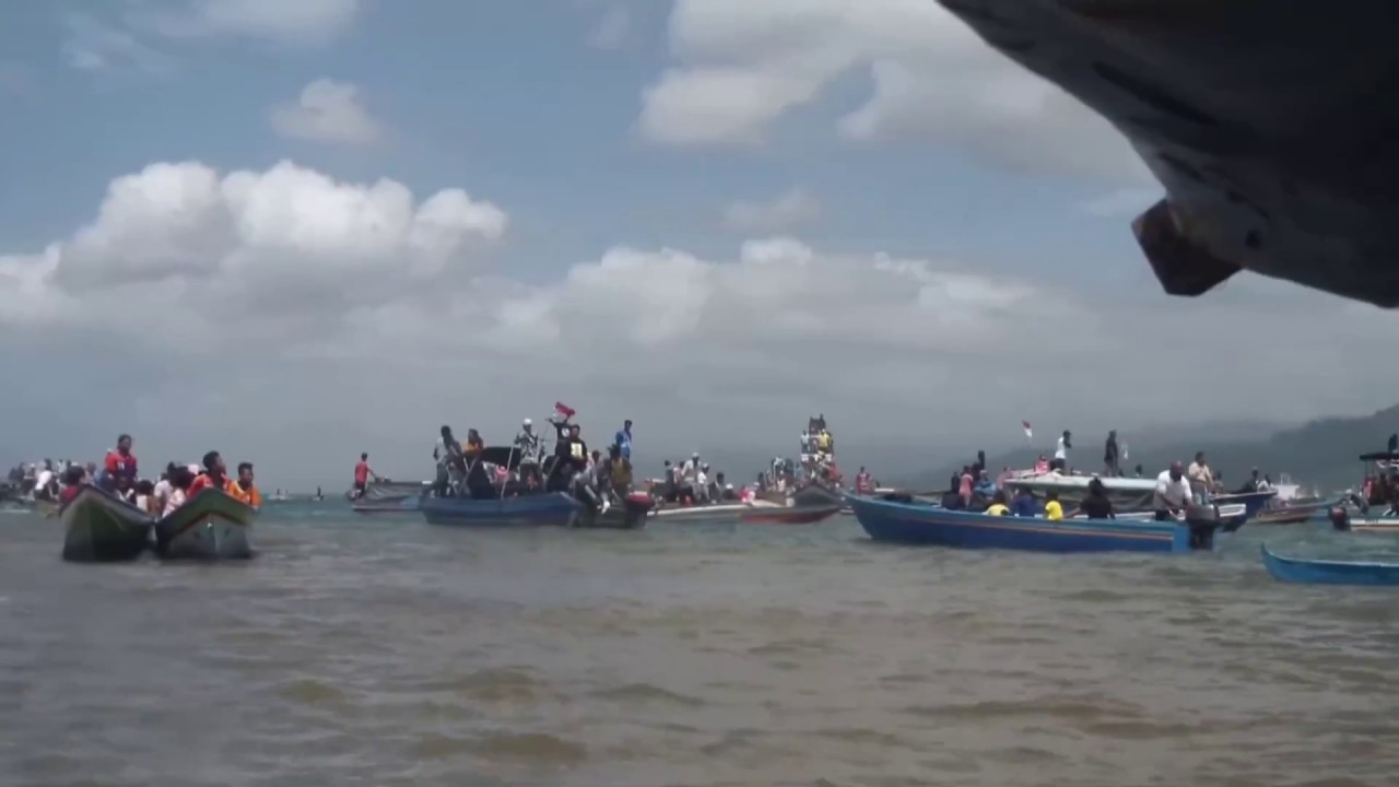 Ribut Lomba Perahu Belang Ambon - YouTube