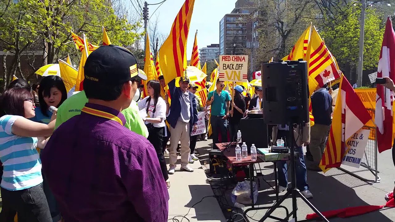 Vietnamese protest agianst China invading in Toronto - YouTube