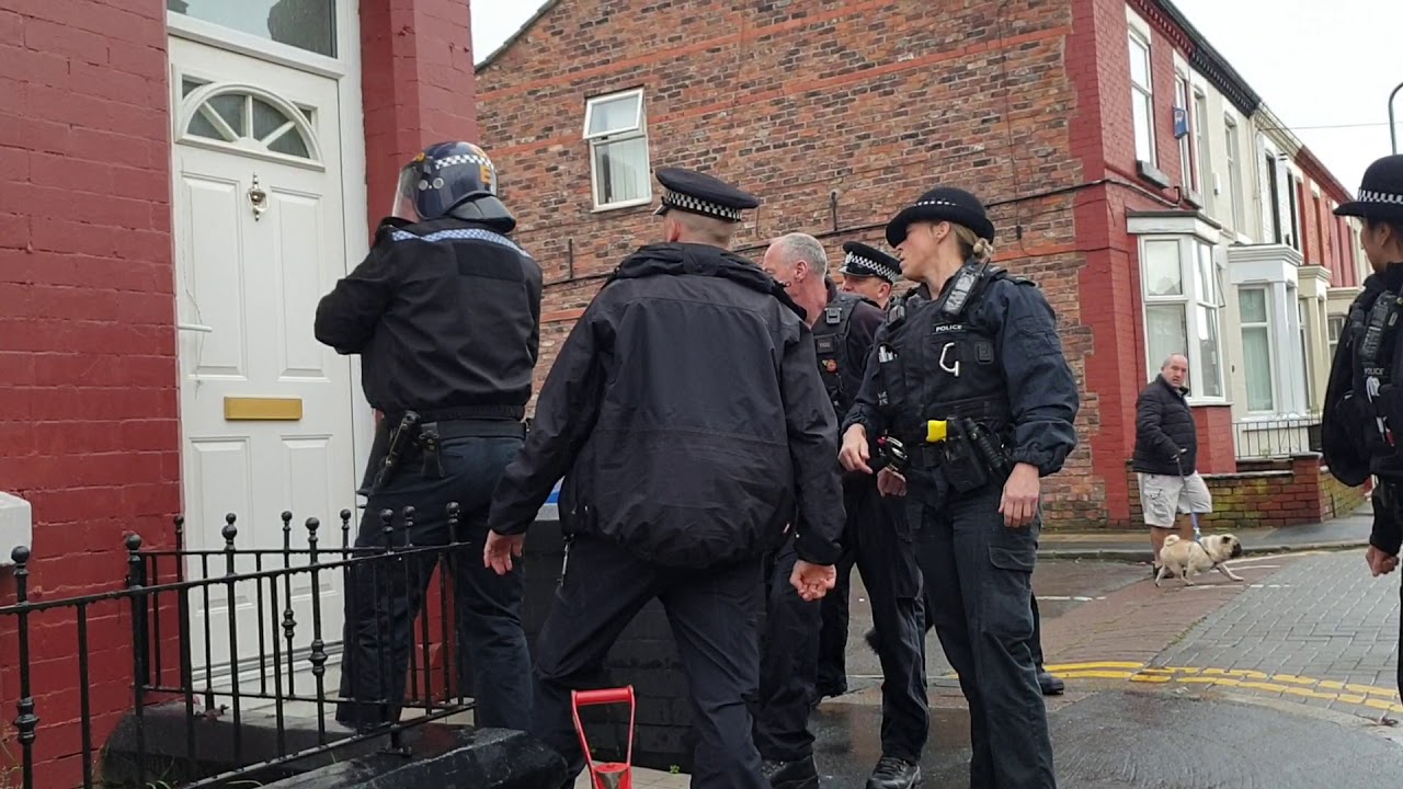 Police carry out warrant in Bootle, Liverpool - YouTube