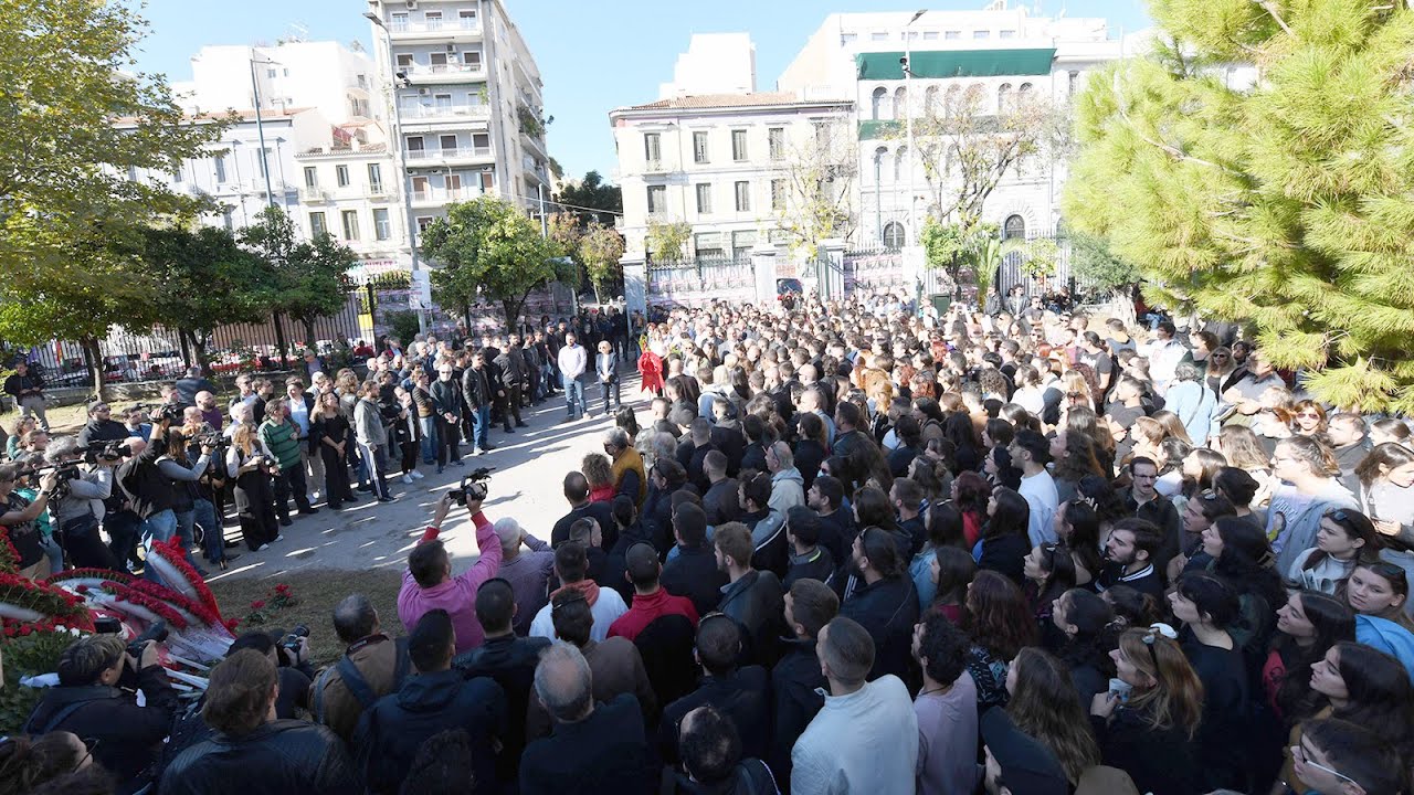 Κατάθεση στεφάνων ΚΚΕ - ΚΝΕ στο Πολυτεχνείο - YouTube