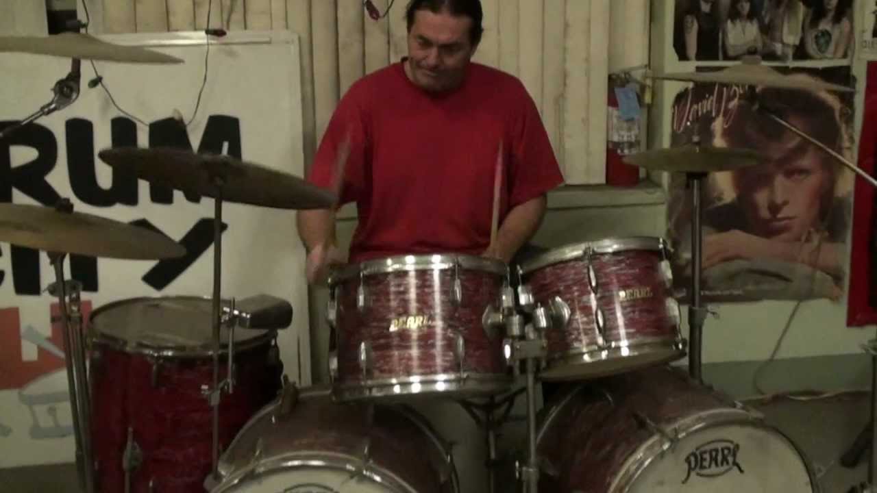 James Ludwig Leece rockin' some vintage Pearls - YouTube