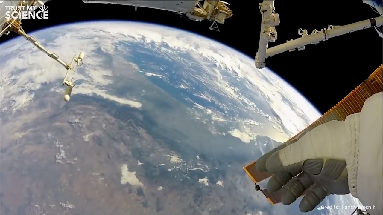 Un astronaute filme sa balade à l’extérieur de l’ISS - YouTube