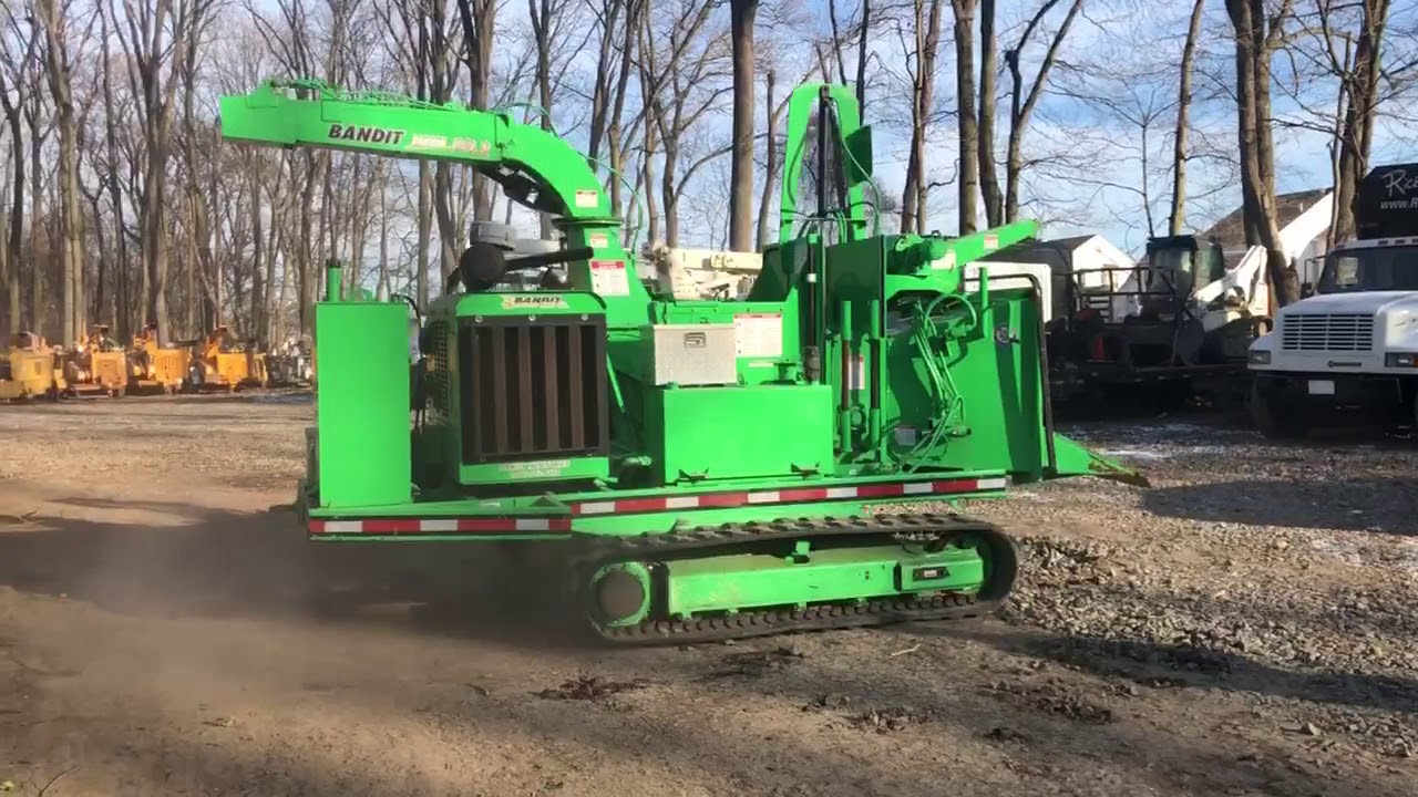 Bandit 1890XP Track Chipper Stock #830-894 2/2 - YouTube