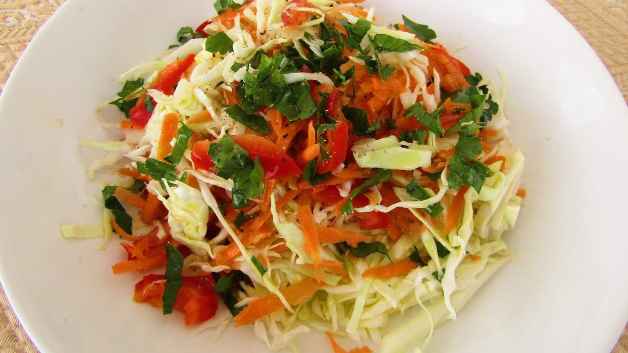 Sallatë me lakër, një buqetë me perime për ju, e mbushur plot me ...