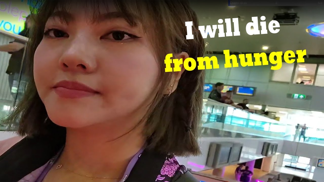 Plumy wants to eat so Badly at TwitchCon - YouTube