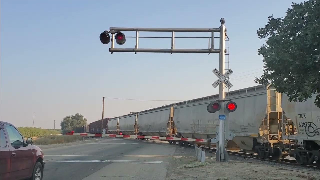 SJVR Ex FEC 442 440 passing Newmark Ave Sanger California - YouTube
