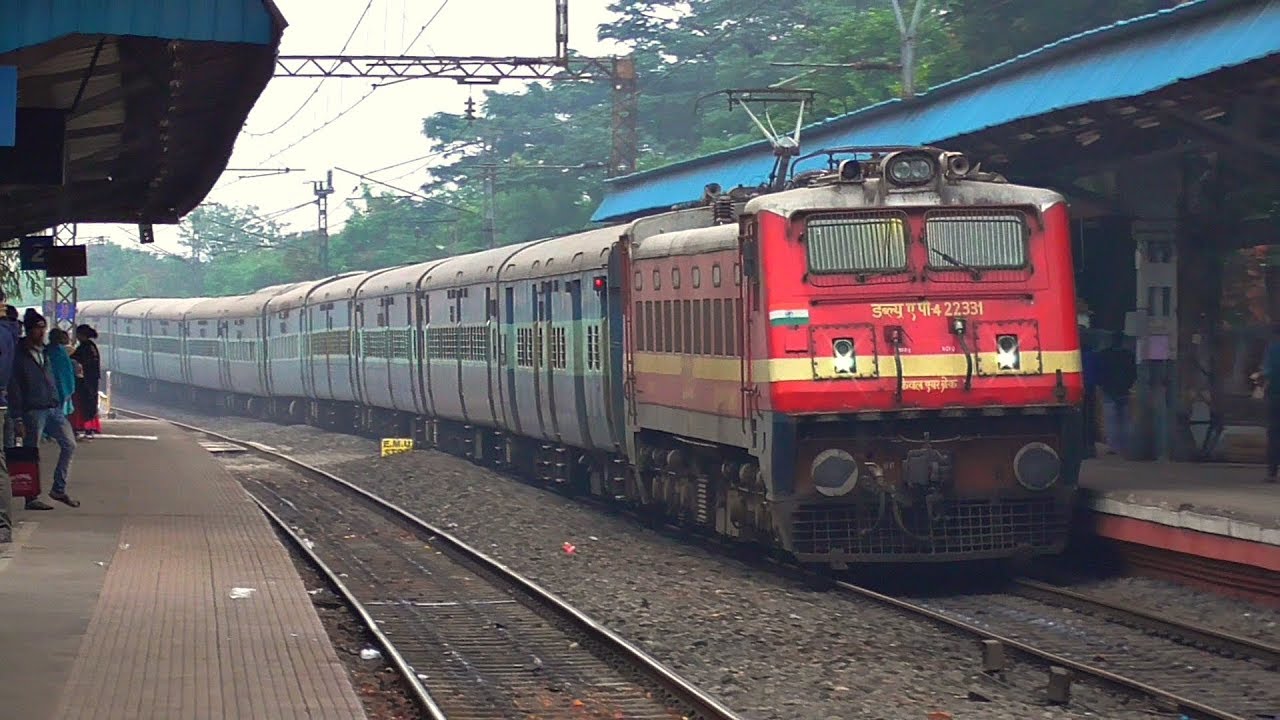 13050 Amritsar - Howrah Express Train Halt at Chuchura Railway Station ...