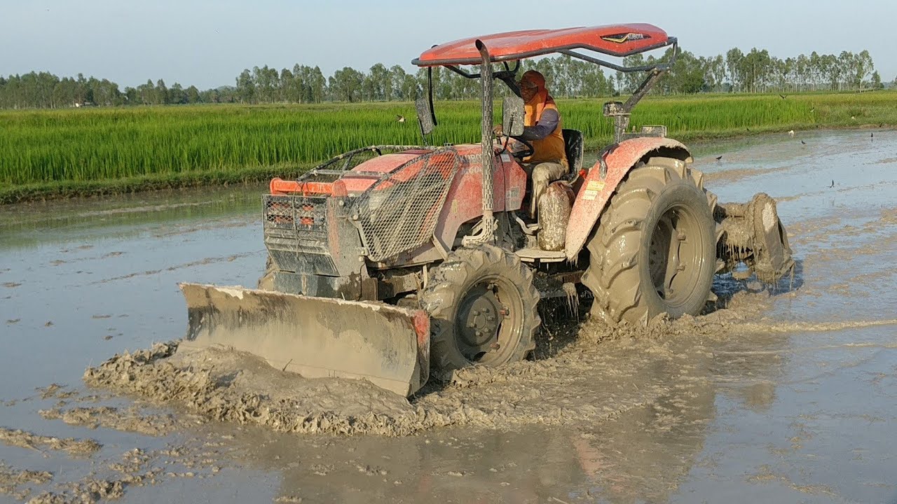 Agriculture Heavy Equipment Kubota M6040SU Tractors and Farmers Tilling ...