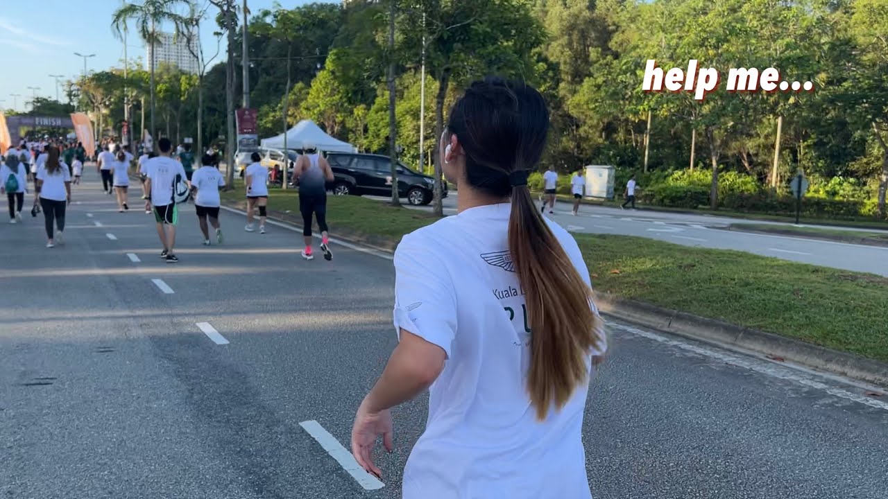 RUNNING A MARATHON WITH NO TRAINING - YouTube