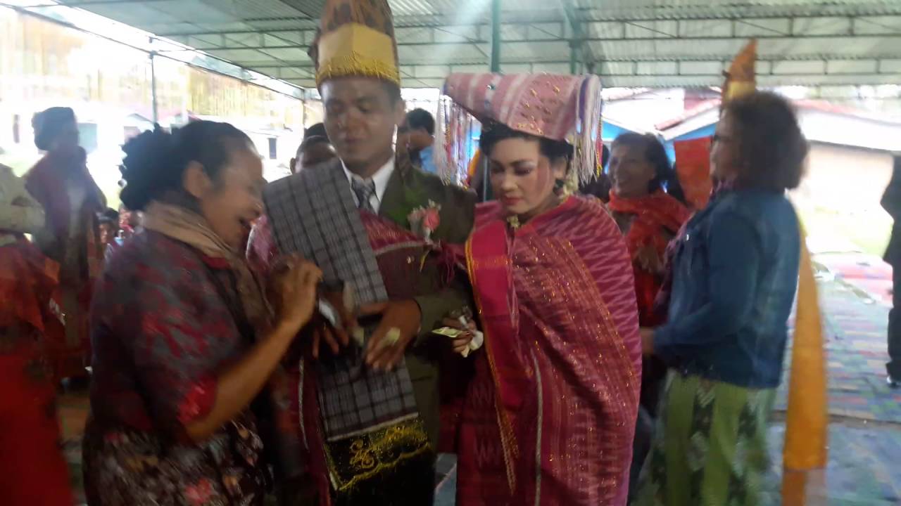 Bataknese Wedding traditional dance - YouTube