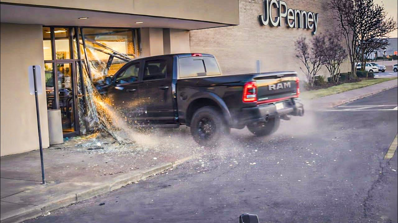 Police Chase Ends in Chaos Inside JCPenney - YouTube