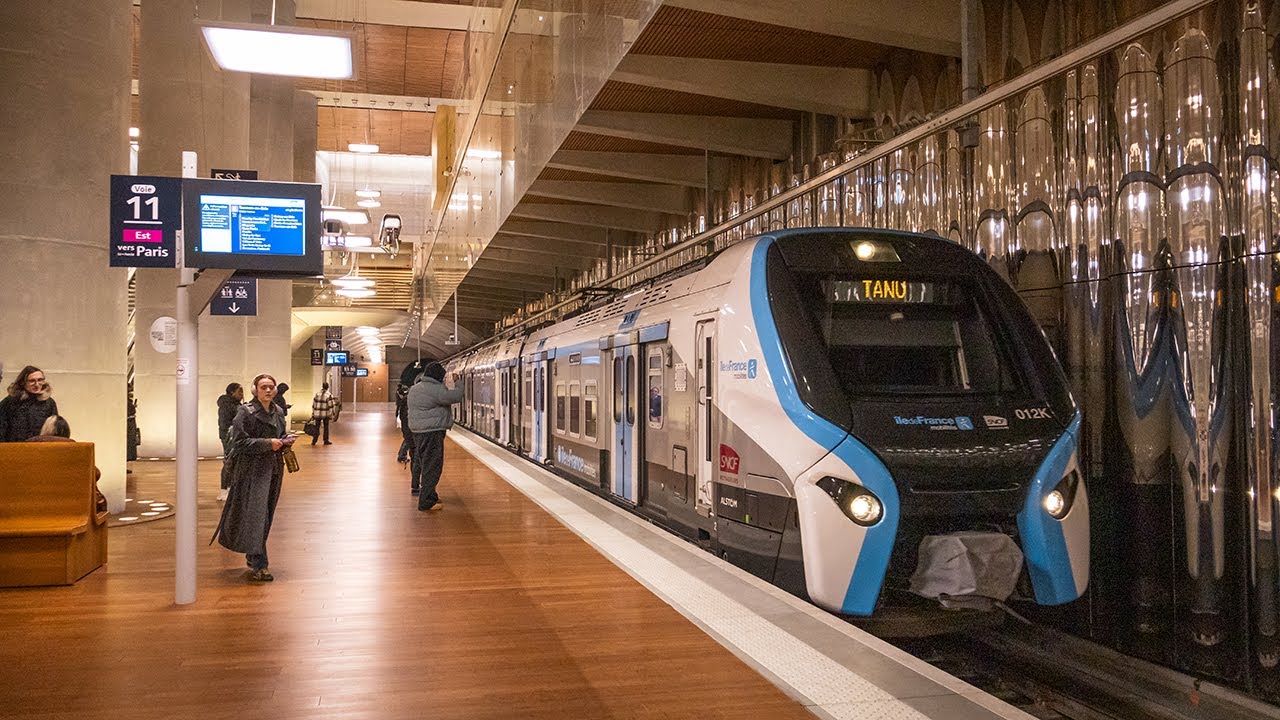 RER E La Défense - YouTube