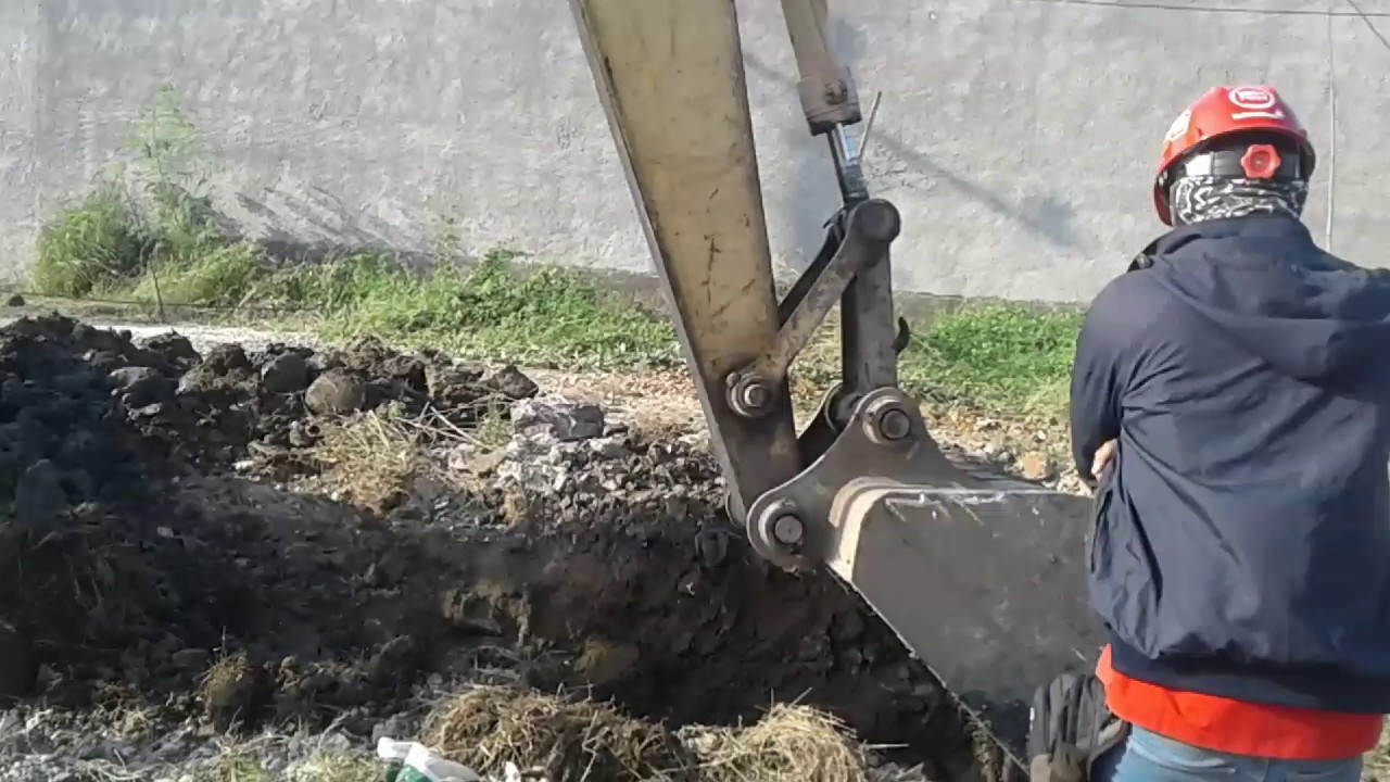 proyek pengerukan saluran air di TANJUNG !!!! ...... Bego excavator ...