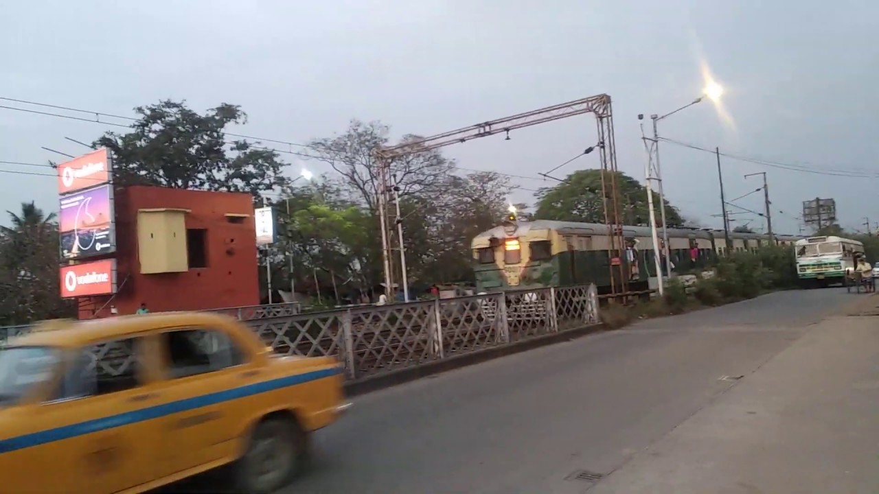 #Sealdah-Dankuni Local train passing Vivekanand bridge/ Bally bridge ...