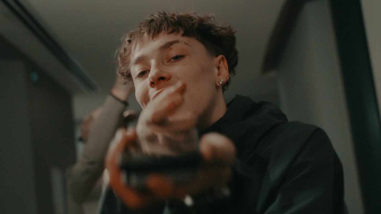 SKUX FT. T2K - TAPPED IN (Official Music Video) - YouTube