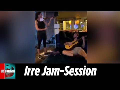 Nichts für die Ohren: Sergio Ramos versucht sich an der Gitarre