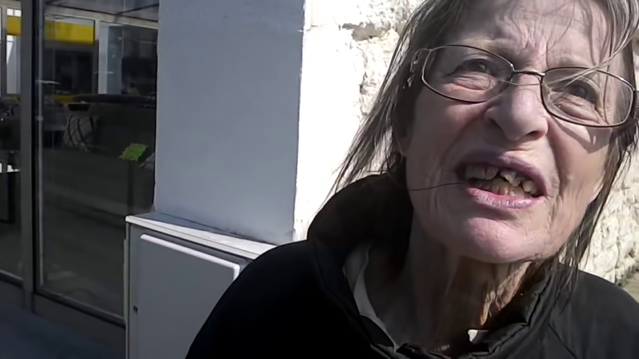 La vieille folle du métro ! TITITI TATATA - YouTube