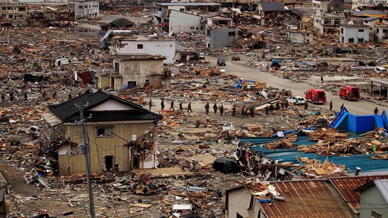 Japan shakes violently! Thousands of people running during the ...