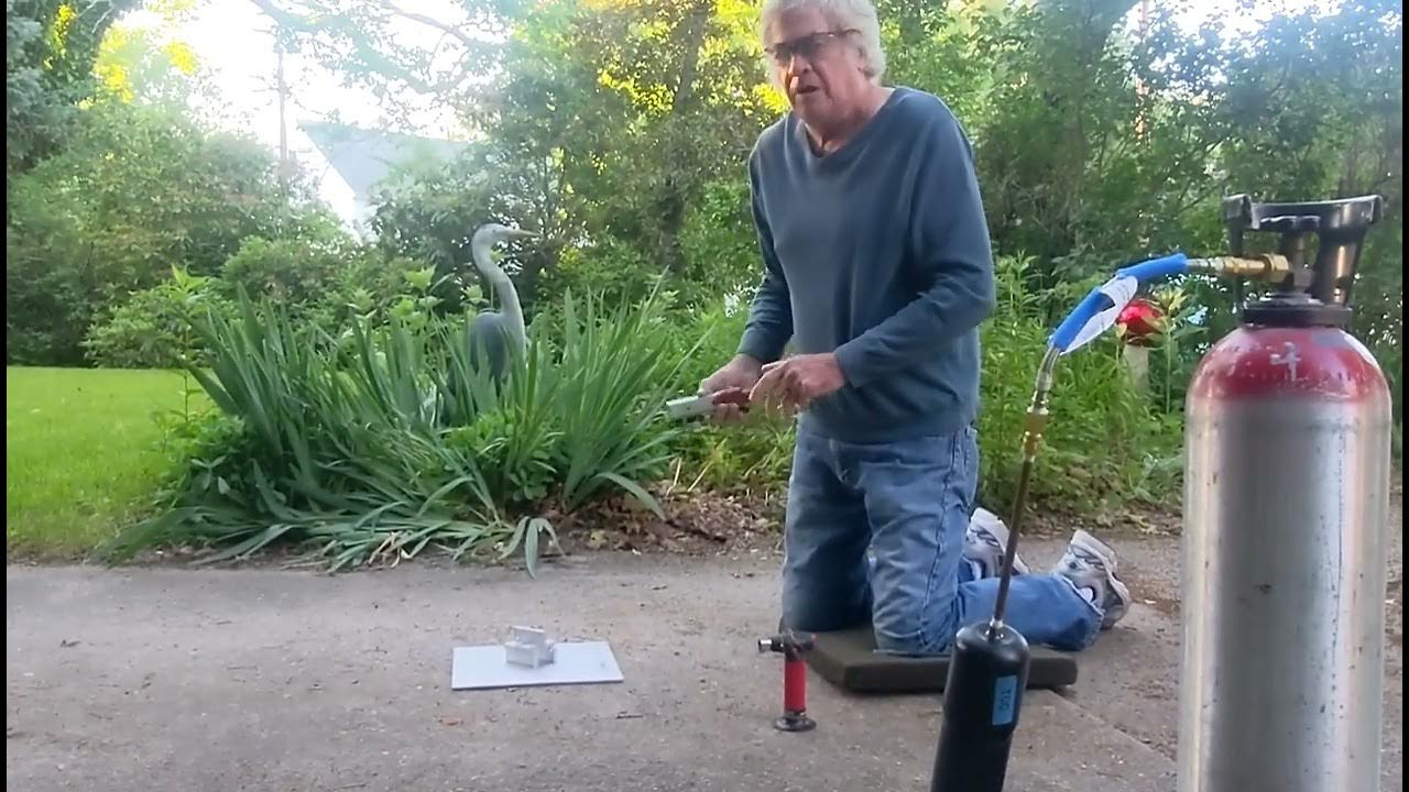 Bob Filipczak CO2 Dry Ice Fire Extinguisher Test - YouTube