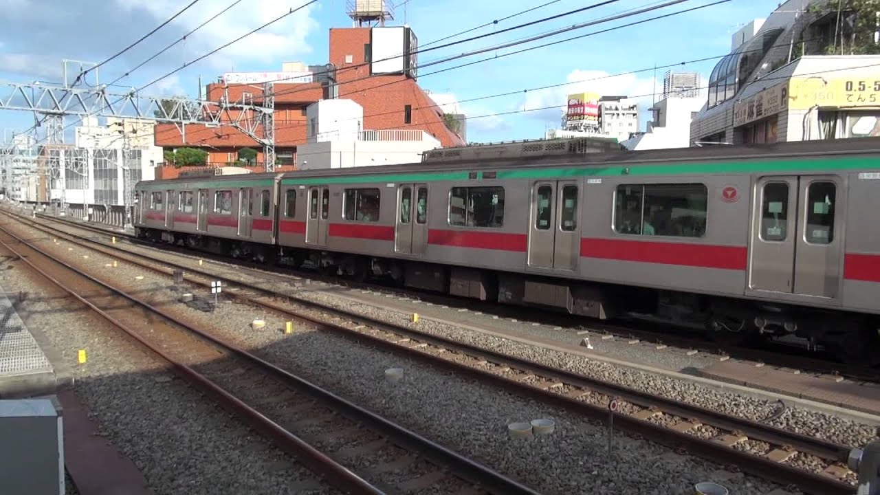 Tokyu Denentoshi Line 5000 series has arrived at Mizonokuchi station ...