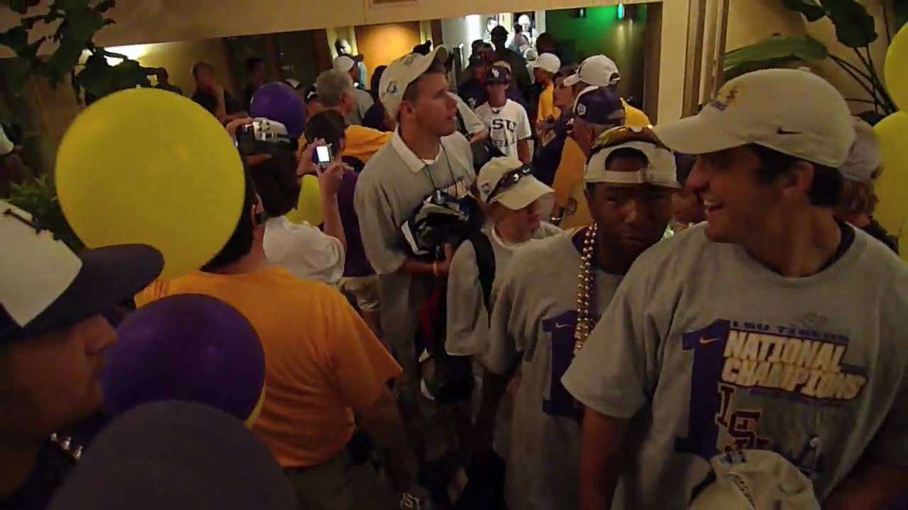 LSU Baseball - 2009 National Champs - arrive at team hotel. - YouTube