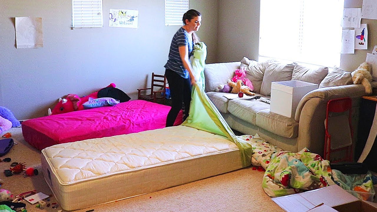 UPSTAIRS DISASTER CLEANING // SPEED CLEANING ROUTINE // CLEANING MOM ...