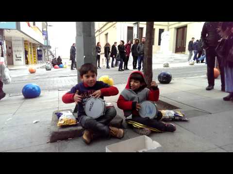 Sokak çalgıcıları çocuklar