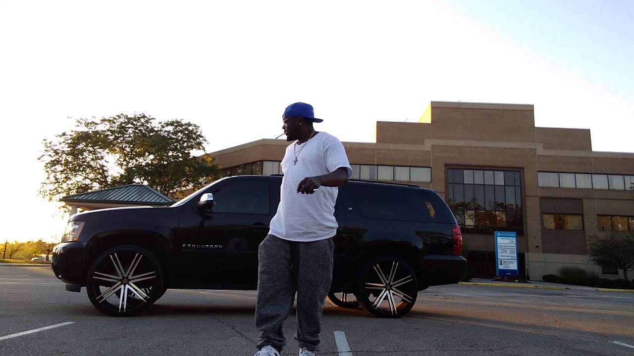 Black suburban on 26s - YouTube