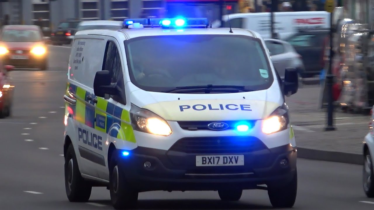 Metropolitan Police TSG equipment van responding - YouTube